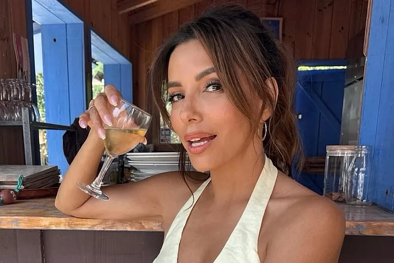 Eva Longoria u boji koja je hit ove sezone: Mini haljina dubokog ...