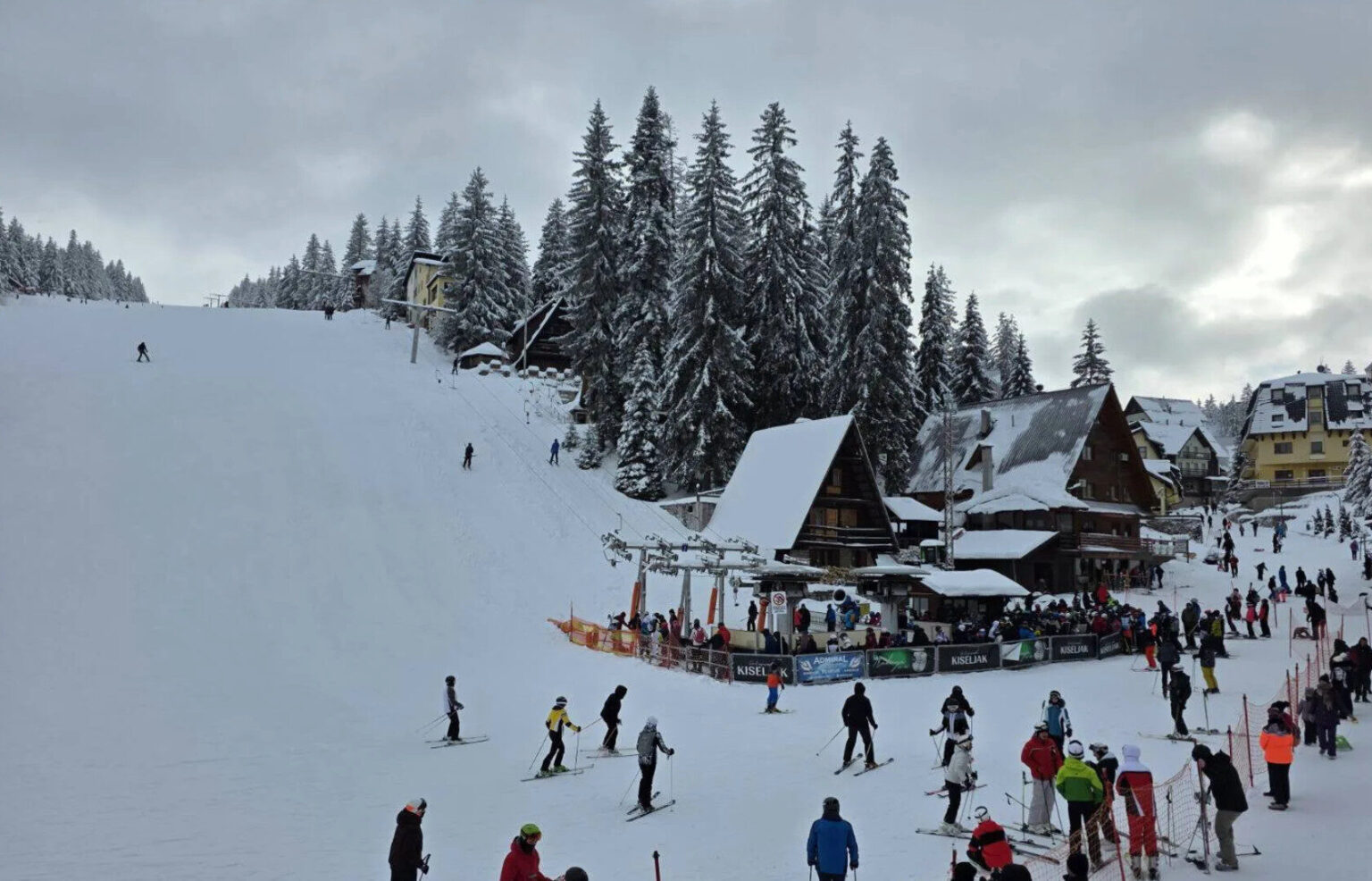 Vlašić u fokusu zimske sezone: Staze pune skijaša, cijene ski-passa ...
